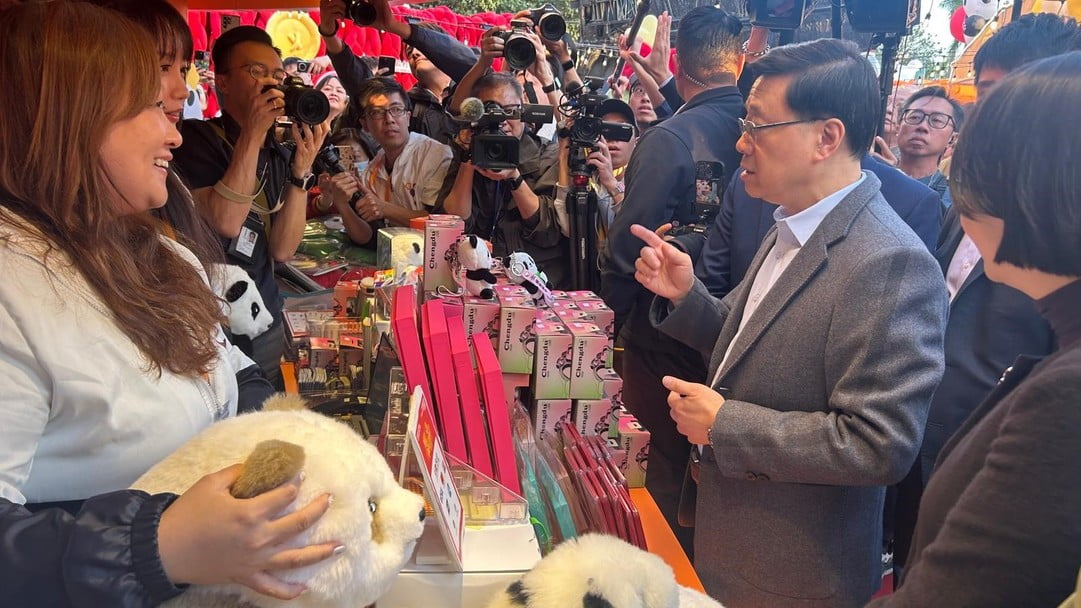 李家超落區尖東海傍 推動大熊貓經濟｜本地｜商業電台 881903