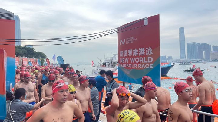 維港泳今舉行 港隊泳手包辦「競賽組」男女子公開組冠軍｜本地｜商業電台 881903