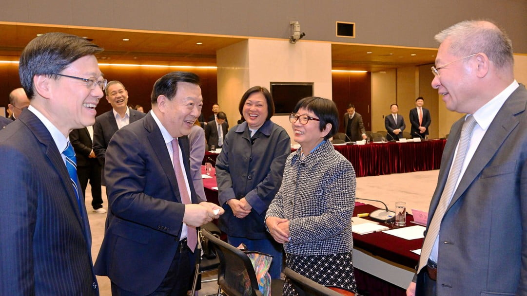 夏寶龍來港第4日 視察社區客廳及會見法律界和傳媒界｜本地｜商業電台 881903