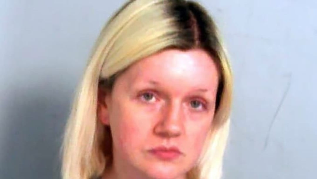 英國女子殺害父母藏屍4年 判囚終身｜國際｜商業電台 881903