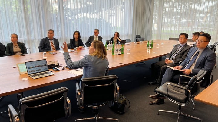 孫東訪瑞士羅氏集團和諾華集團 歡迎加大在港投資｜本地｜商業電台 881903