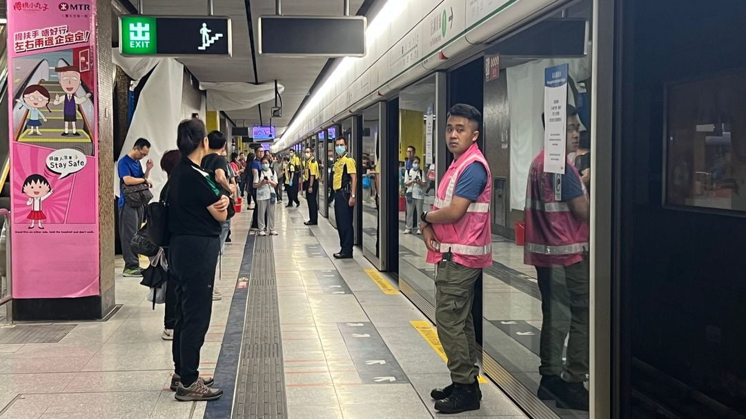 黃大仙站B3出入口仍關閉 部份月台幕門恢復運作｜本地｜商業電台 881903