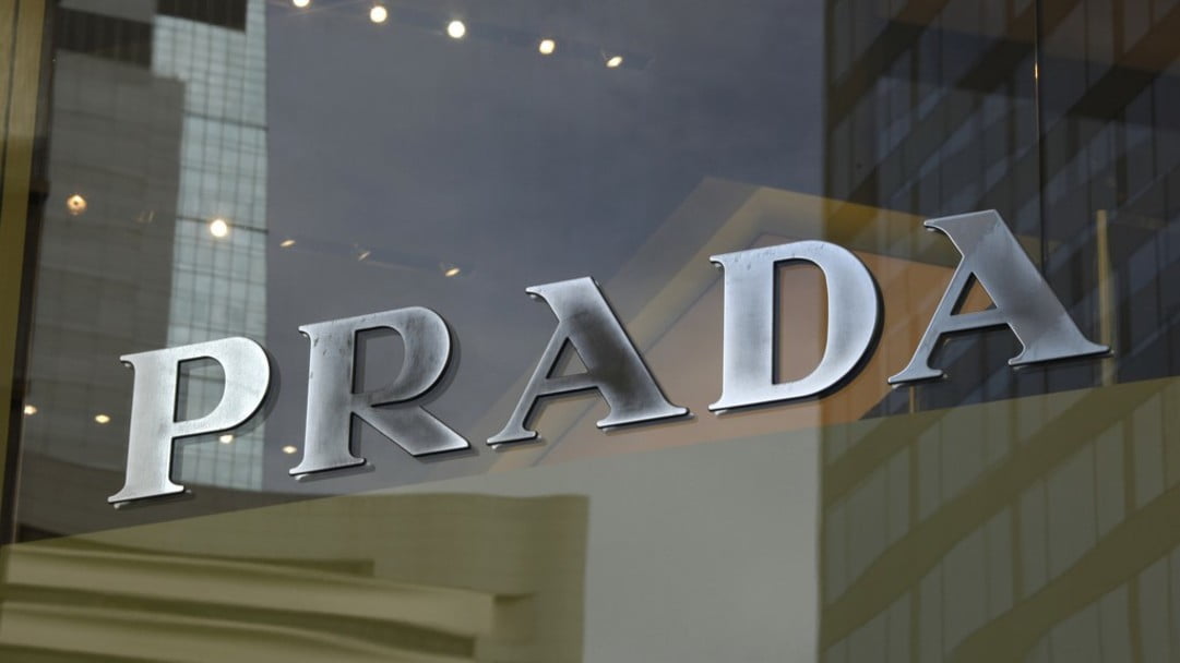 PRADA以13.75億美元收購VERSACE｜財經｜商業電台 881903
