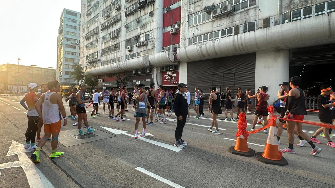 香港街馬｜主辦方接半馬跑手投訴 指賽道指示不清晰導致多跑近9公里｜本地｜商業電台 881903