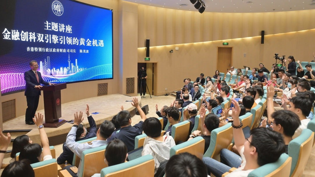 北京兩會｜內地「高才通」大學倡港多支援來港人才需求｜本地｜商業電台 881903