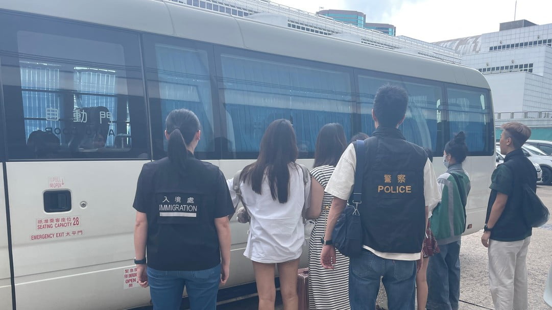 警方和入境處油尖區打擊黑工及掃黃 拘21人｜本地｜商業電台 881903