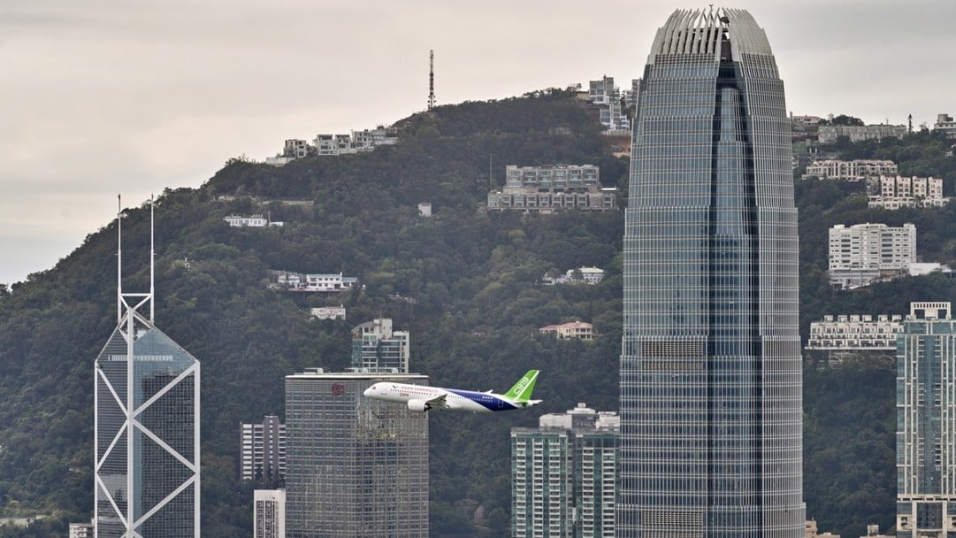 國產C919客機飛越維港上空演示 吸引大批市民觀看｜本地｜商業電台 881903