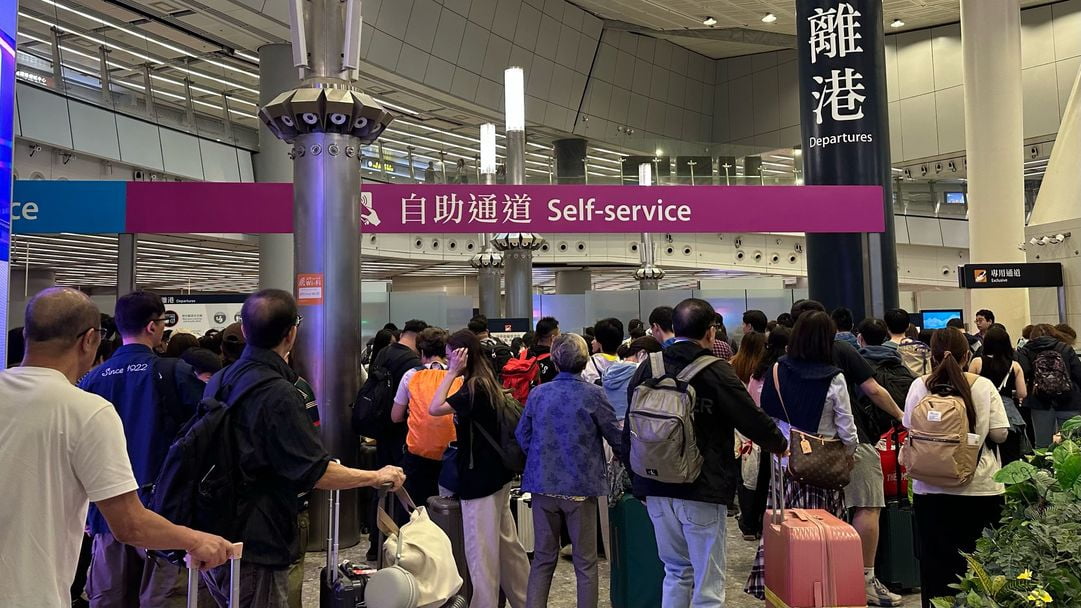 高鐵西九站大批市民離境外遊 不少旅行團準備出發｜本地｜商業電台 881903