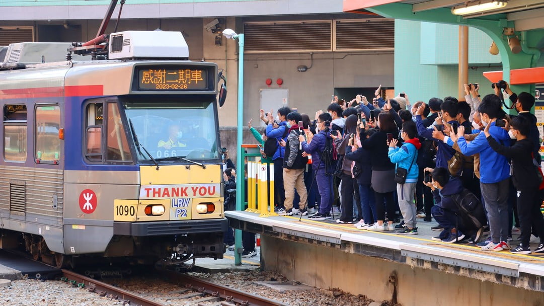 第二期輕鐵退役 大批鐵路迷送別｜本地｜商業電台 881903