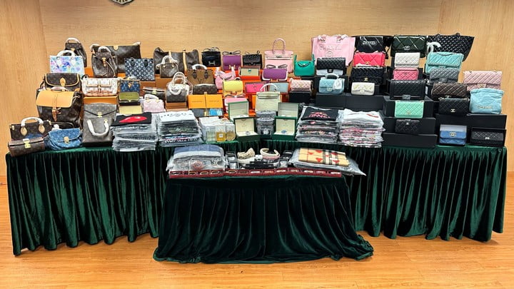 海關拘捕一名女子涉透過網上直播賣冒牌貨｜本地｜商業電台 881903