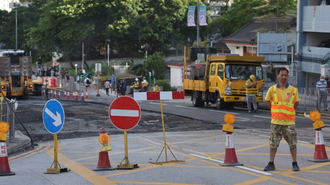 聯合醫院附近爆水管 料傍晚恢復鹹水供應及重開部分行車線｜本地｜商業電台 881903