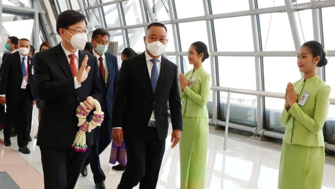 李家超抵曼谷出席APEC 於機場迎接習近平並與巴育會面｜本地｜商業電台 881903