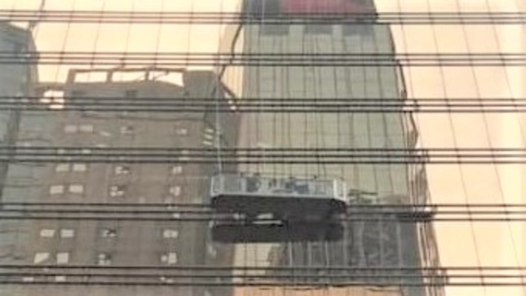 中環金龍中心2工人被困吊船 消防架雲梯拯救｜本地｜商業電台 881903