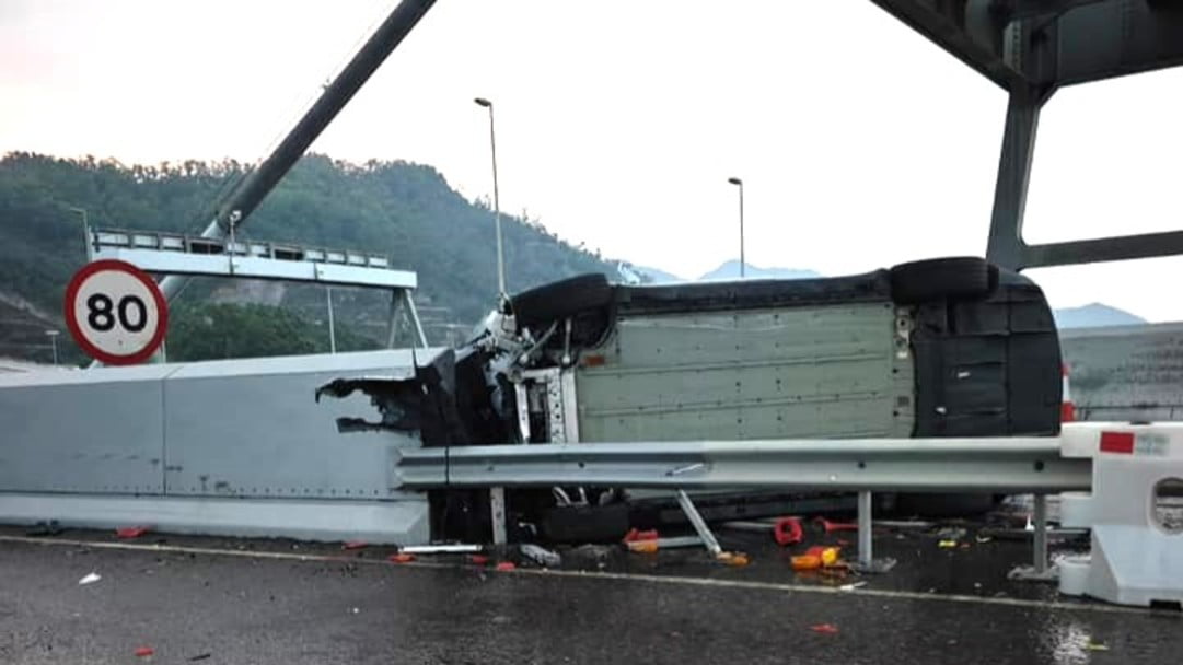 青馬大橋私家車失控撞水馬後翻側 2人受傷｜本地｜商業電台 881903