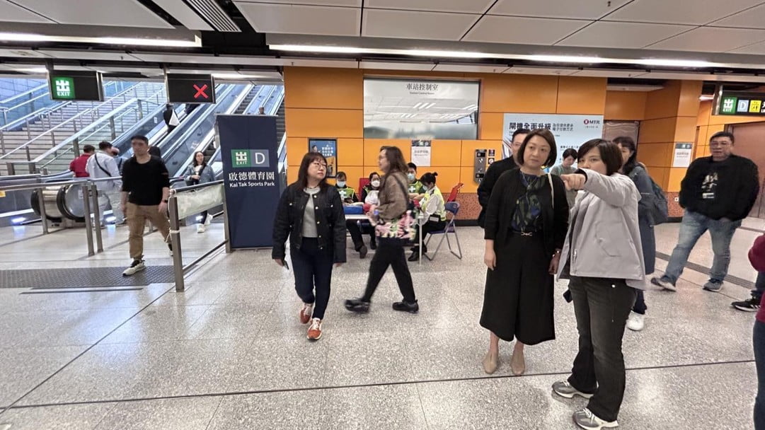 李頌恩到啟德體育園一帶視察交通配套及部署｜本地｜商業電台 881903