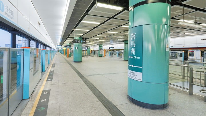 港鐵落馬洲站月台閘門啓用｜本地｜商業電台 881903