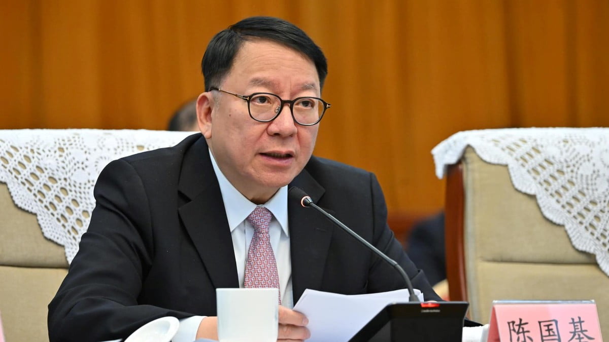 陳國基明日到北京 陪同李家超拜訪部委｜本地｜商業電台 881903