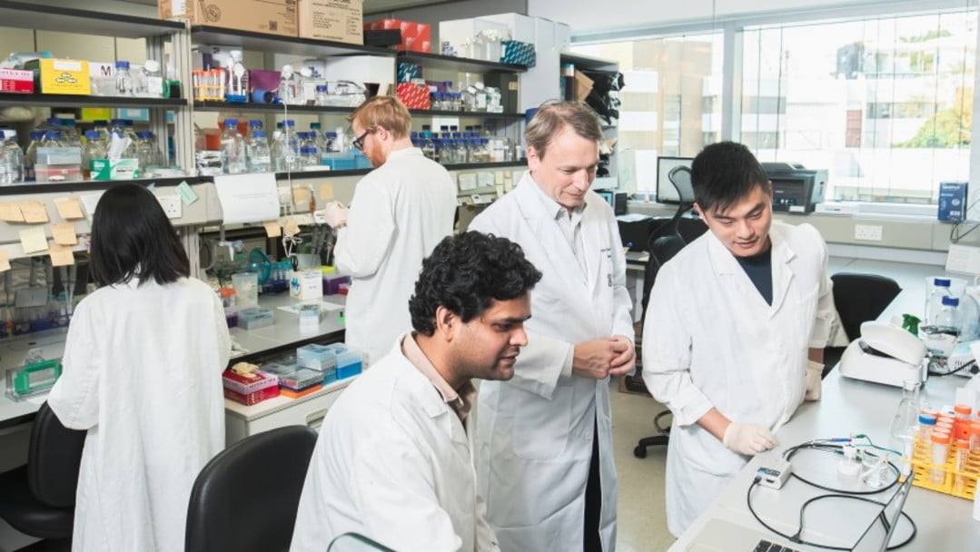 港大醫學院獲選為「大灣區國際臨床試驗所」營運機構｜本地｜商業電台 881903