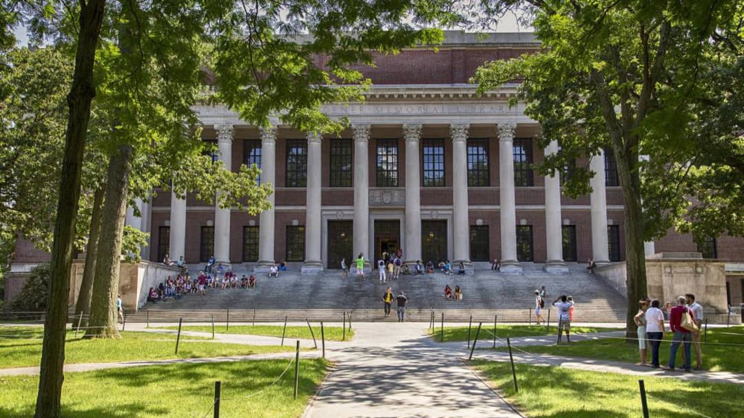 特朗普：考慮撤回哈佛大學30億美元撥款 再分給職業學校｜國際｜商業電台 881903