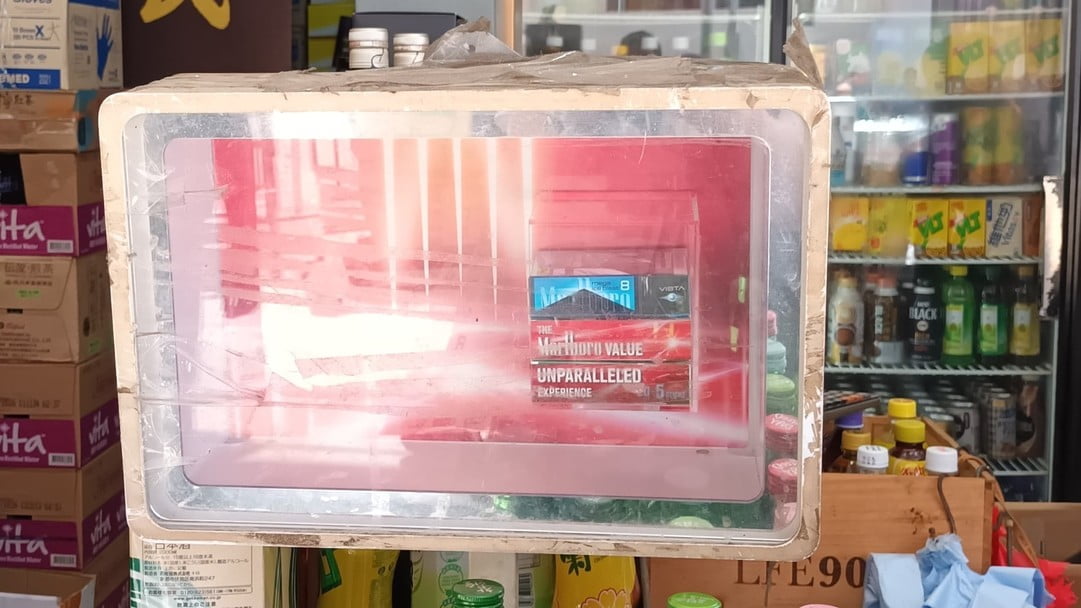 控煙酒辦在深水埗2店 檢取3個吸煙產品展示箱｜本地｜商業電台 881903