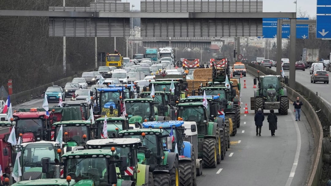 法國政府推出措施保障農民生計 工會宣布暫停堵路｜國際｜商業電台 881903
