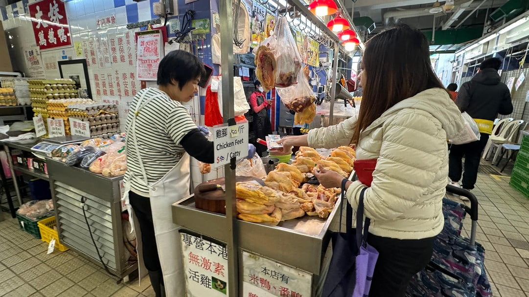 不少市民到街市買餸準備年夜飯 有海鮮檔指來貨價貴三成｜本地｜商業電台 881903