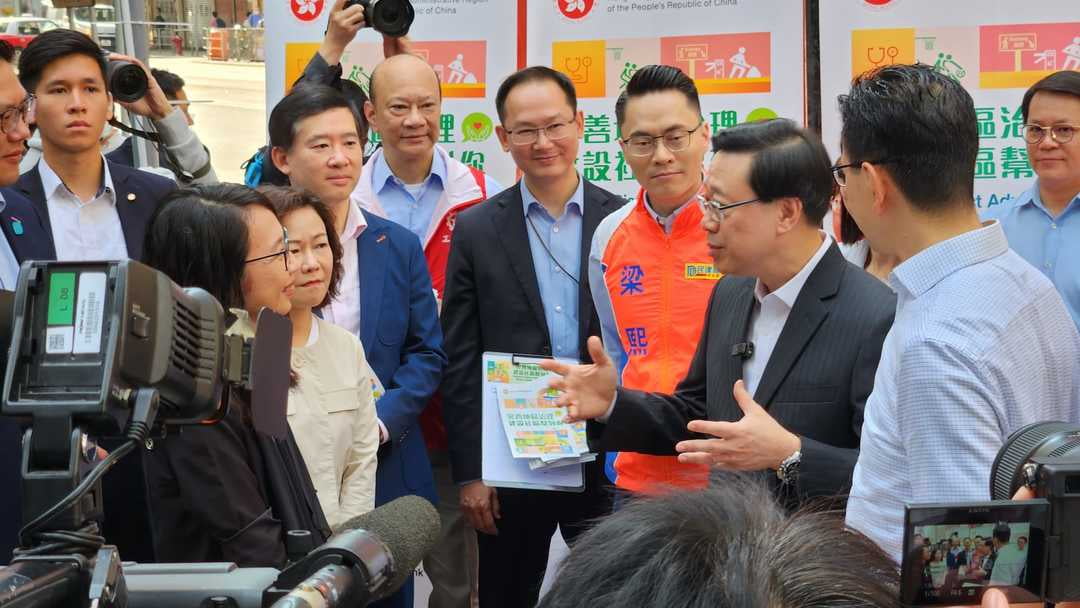 李家超到灣仔支持政黨宣傳區議會改革｜本地｜商業電台 881903