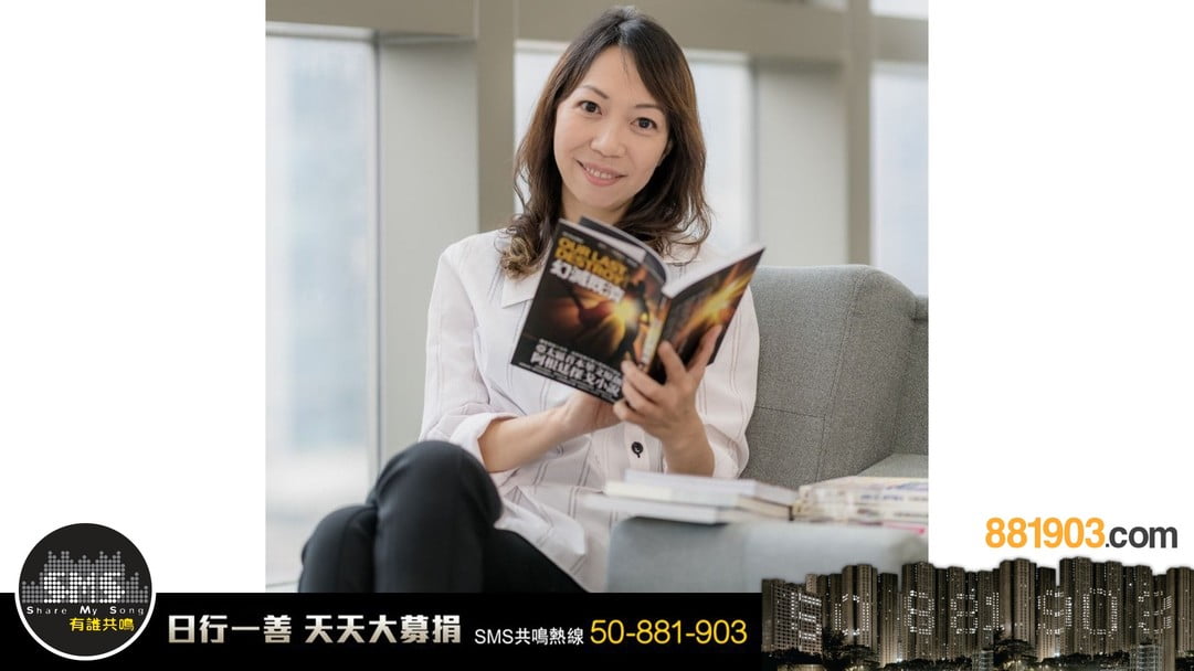 佢嘅足跡，周遊列國；佢嘅文字，盛載每個地方嘅人同事。｜有誰共鳴｜商業電台 881903