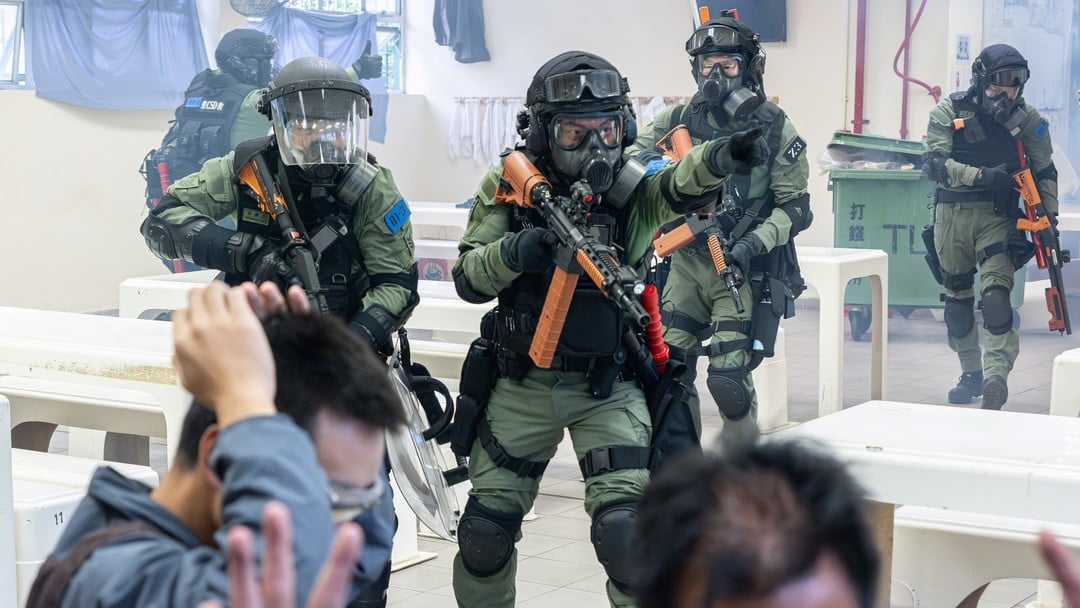 懲教署大欖演習 模擬在囚人士集體違紀等逾150人參演｜本地｜商業電台 881903