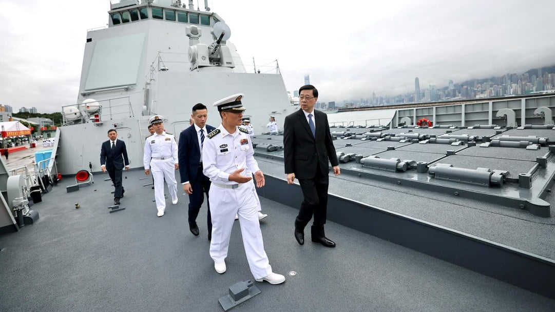 李家超先後登上「長沙艦」及「海南艦」參觀 ｜本地｜商業電台 881903