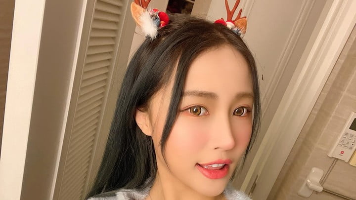 女網紅涉宣傳網上賭場及投注 押後9月再訊｜本地｜商業電台 881903