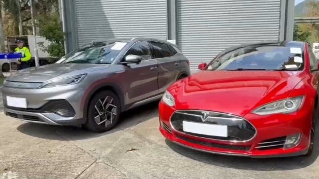 警放蛇截2白牌車涉非法載客取酬 拘2司機｜本地｜商業電台 881903