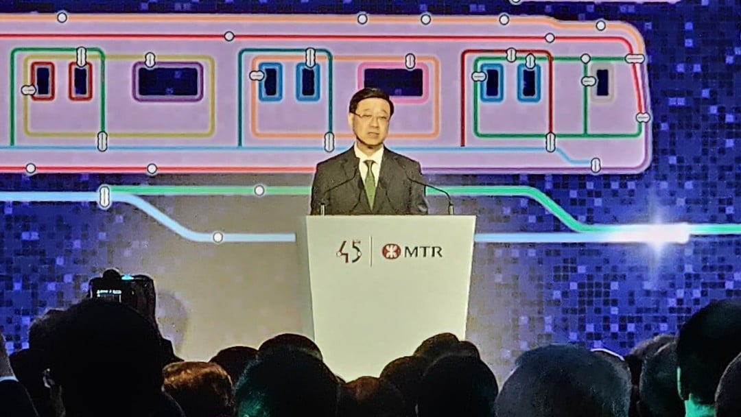 李家超：政府加快實施智慧綠色集體運輸系統｜本地｜商業電台 881903