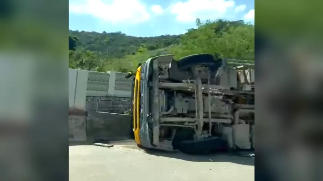 沙頭角公路2車相撞 垃圾車翻側3人傷｜本地｜商業電台 881903