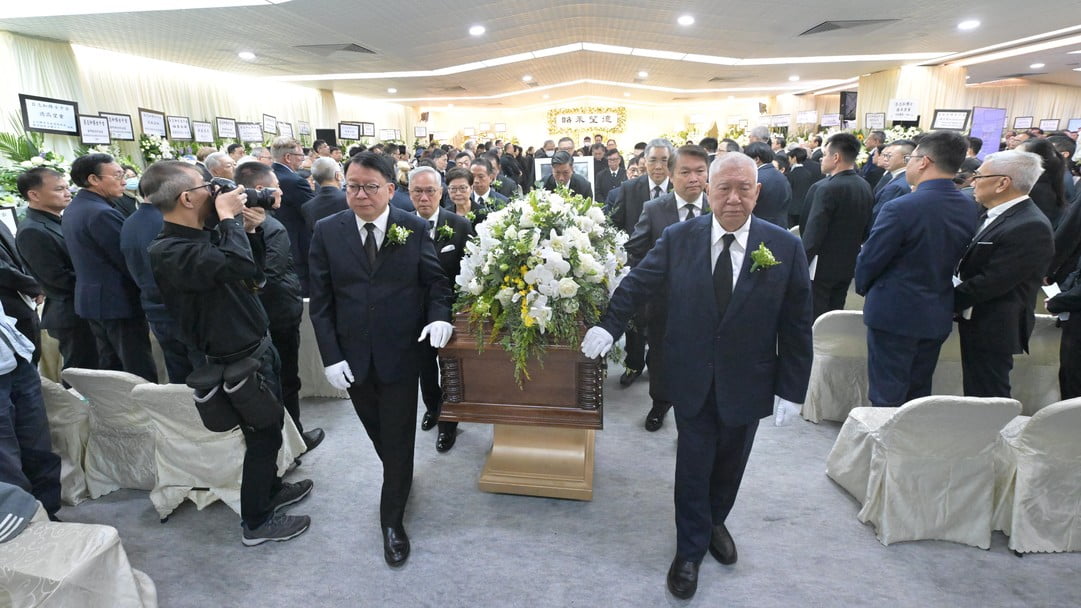 呂志和辭靈出殯 4名港澳前特首等10人扶靈｜本地｜商業電台 881903