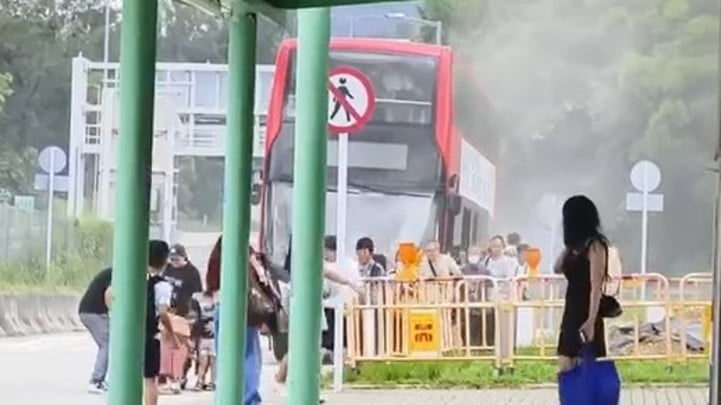 屯門公路九巴爆胎冒煙 乘客疏散無人受傷｜本地｜商業電台 881903