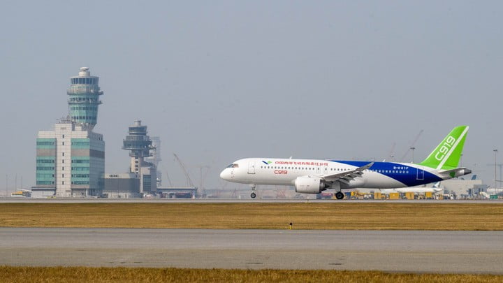 兩架國產飛機抵港 C919周六維港作飛行演示｜本地｜商業電台 881903