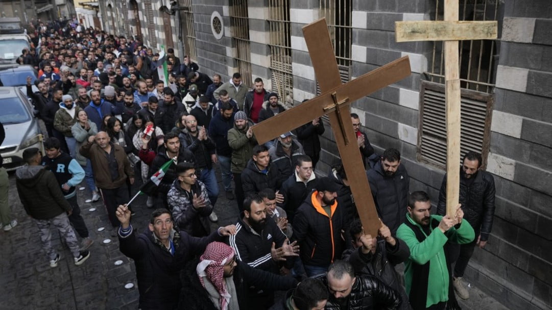 敘利亞有聖誕樹被縱火 引發全國多處示威｜國際｜商業電台 881903