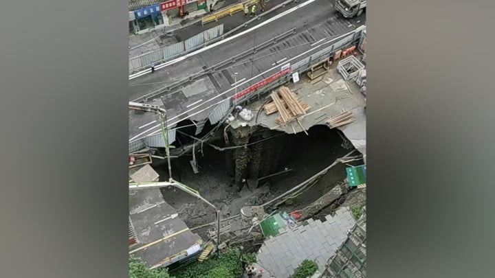 成都地鐵地盤坍塌路面現12米大洞