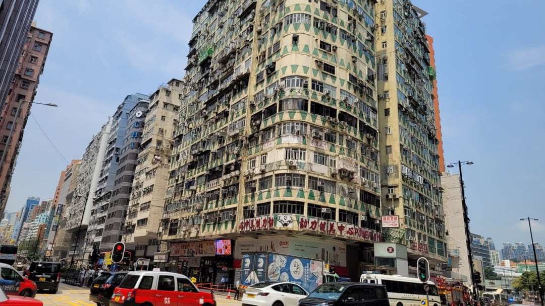 消防處：華豐大廈火警因有防煙門被楔開令濃煙蔓延｜本地｜商業電台 881903