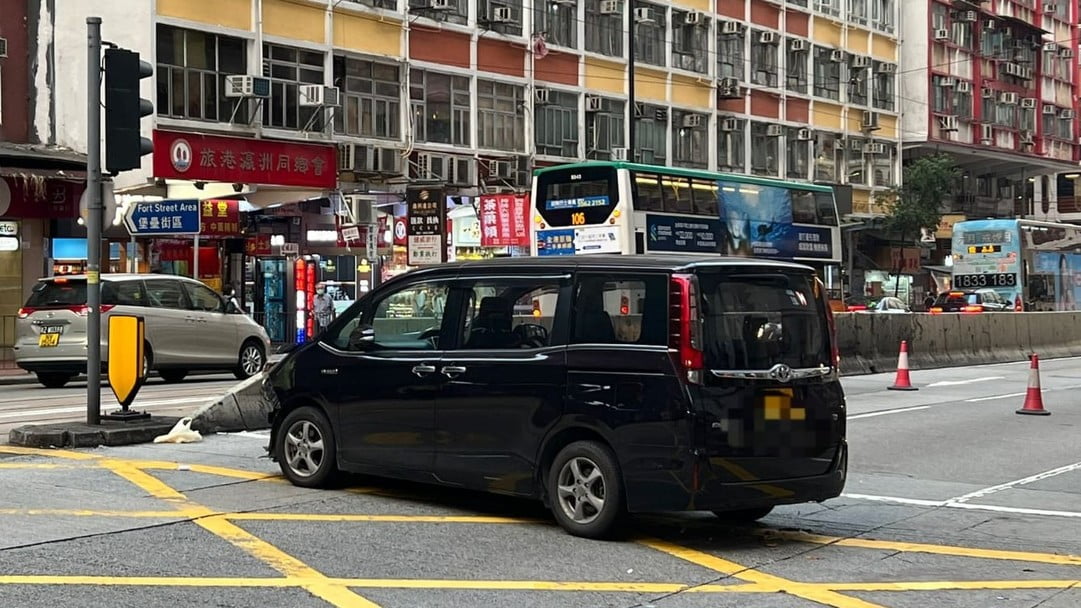 北角長康街有私家車撞傷2女子 1人昏迷｜本地｜商業電台 881903