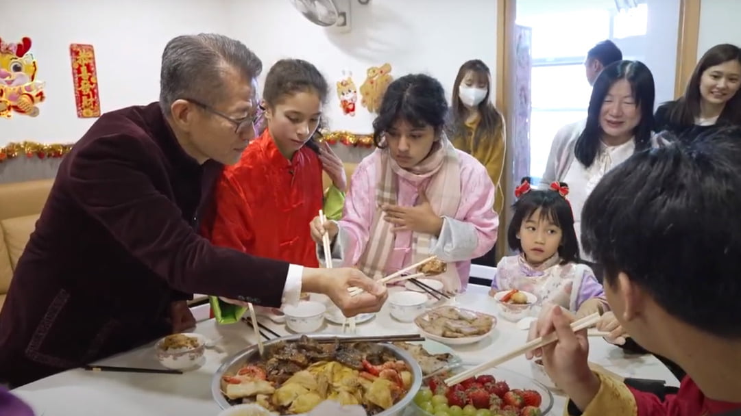 陳茂波探訪兒童之家及少數族裔家庭｜本地｜商業電台 881903