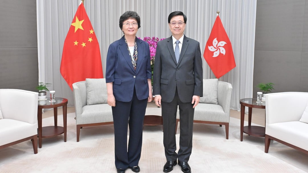 李家超：人才計劃批近18萬申請 逾12萬人抵港｜本地｜商業電台 881903