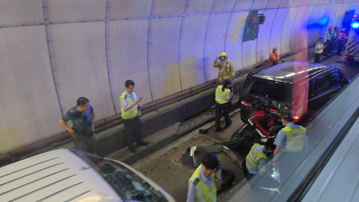 獅隧管道內電單車與貨車相撞2人傷｜本地｜商業電台 881903