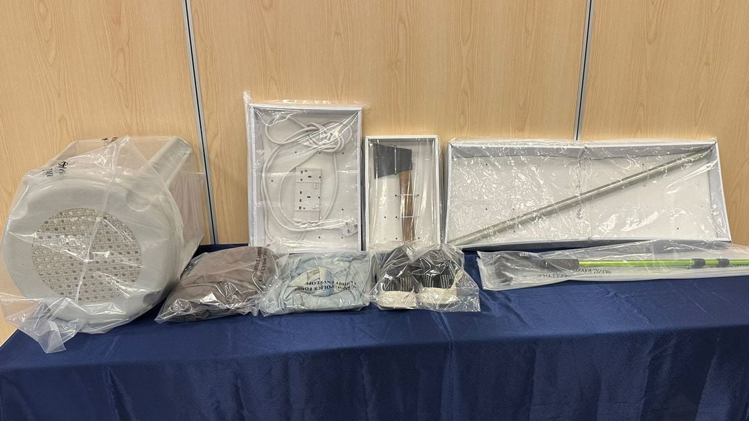 慈正邨2男女租客死亡 警列謀殺及自殺案料有人用利器施襲｜本地｜商業電台 881903