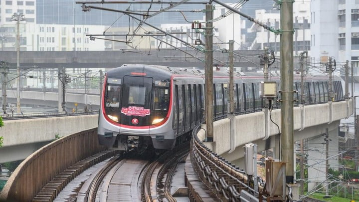 國產Q Train首日觀塘線運作 700人乘坐首班車｜本地｜商業電台 881903