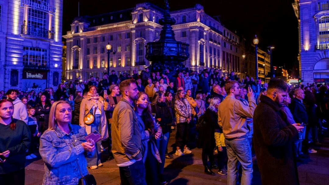 英女王國葬｜英國全國默哀1分鐘 大笨鐘未按計劃響起｜國際｜商業電台 881903