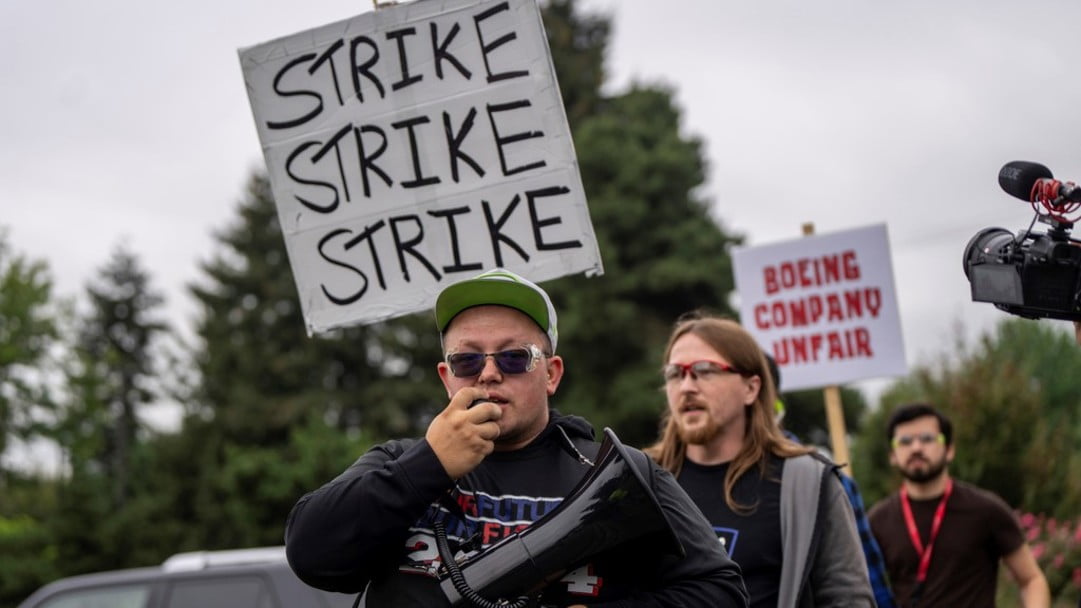 波音技工工會公投拒絕勞資臨時協議 3.3萬成員展開罷工｜國際｜商業電台 881903