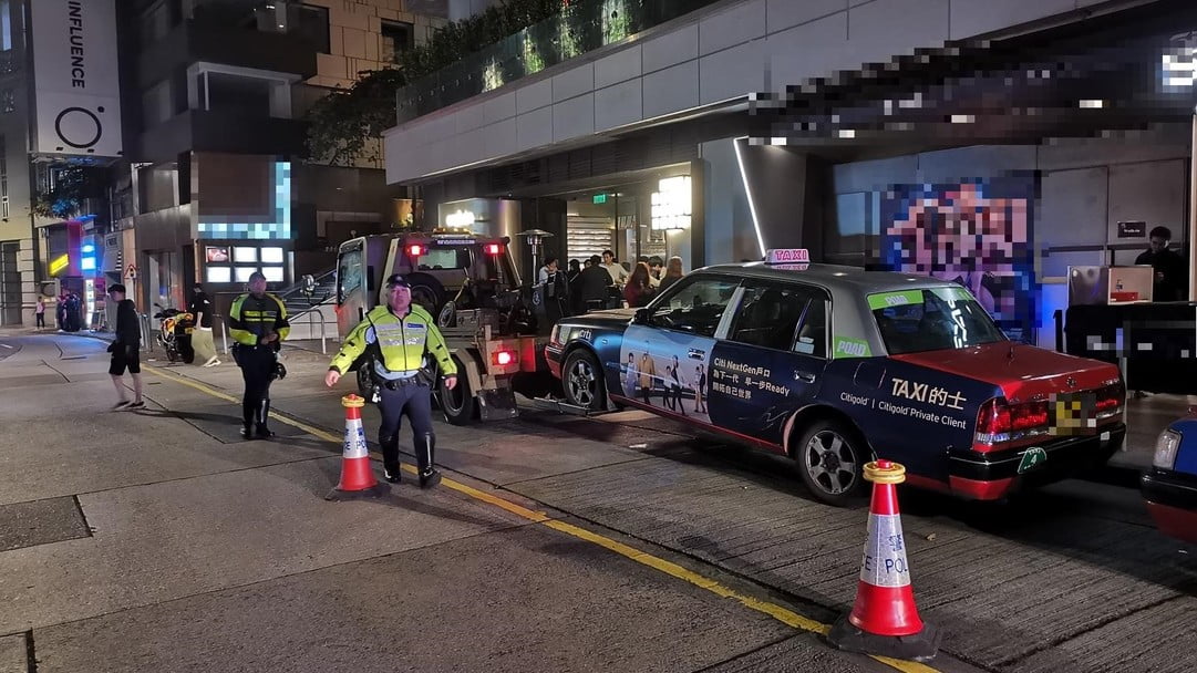 警方在蘭桂坊打擊違規的士｜本地｜商業電台 881903