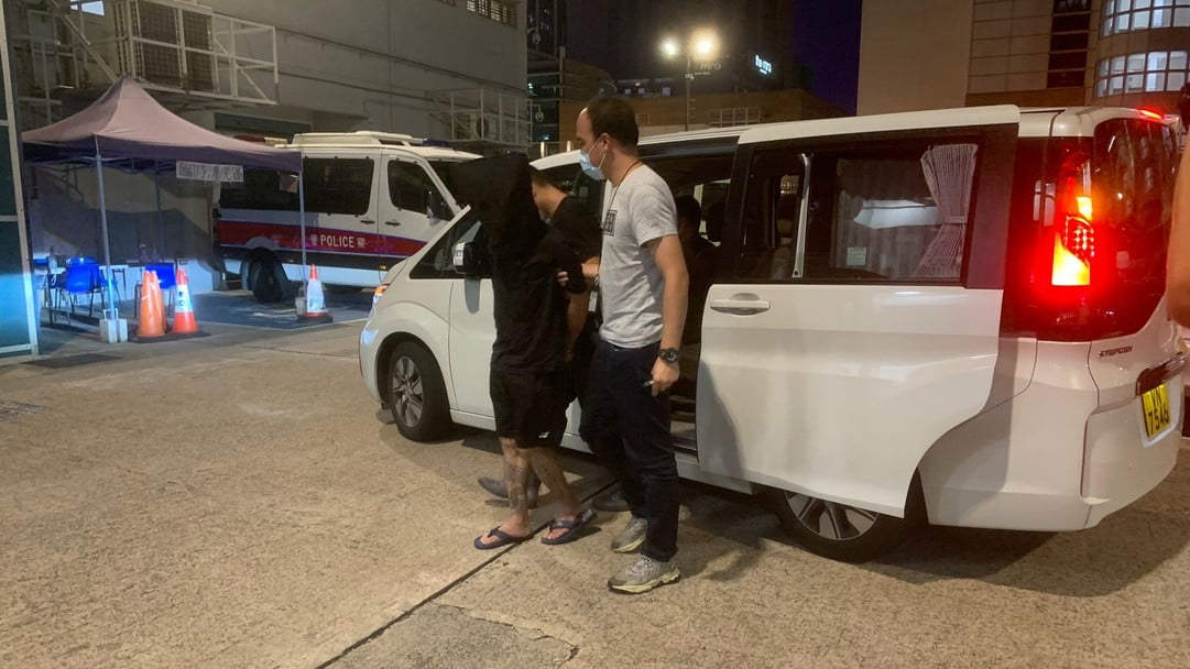 涉劫3000元亮刀威逼性行為 1男被捕｜本地｜商業電台 881903